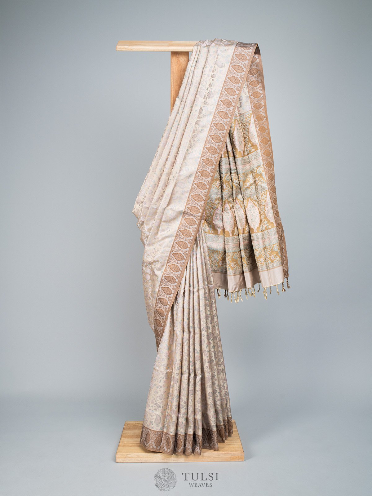 Off-White Tanchoi Silk Saree - Elegant Floral Pattern - Tulsi Weaves